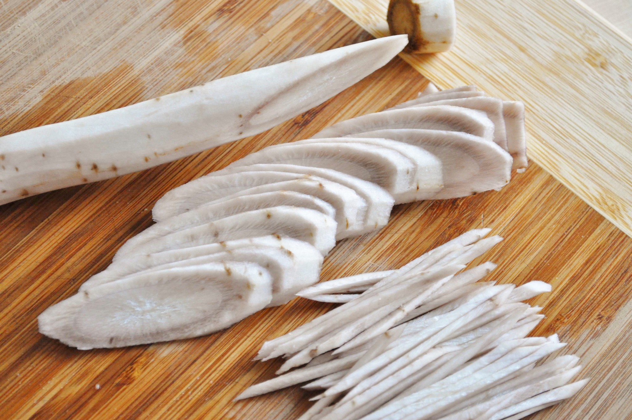 Sauteed Burdock (우엉볶음 Woowong bokkeum) - Kimchimari