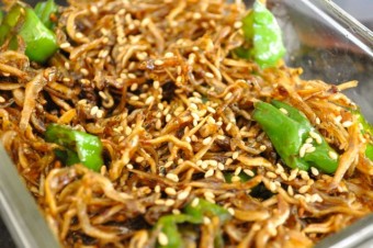 Soy maple glazed anchovies (멸치 볶음 Myulchi Bokkeum) - Kimchimari