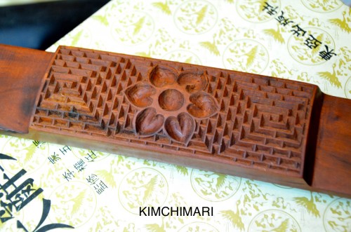 A visit with a Korean Rice Cake Mold (Tteoksal) Artisan - Kimchimari