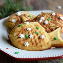 Fish-shaped bread filled with sweet red beans (붕어빵 Bungeoppang ...