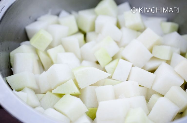 Kkakdugi - Cubed Radish Kimchi Recipe - Kimchimari
