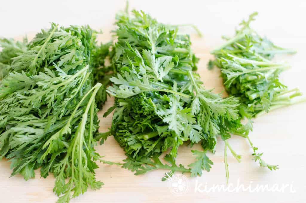 Korean Chrysanthemum Greens Recipe (Ssukat Namul) - Kimchimari